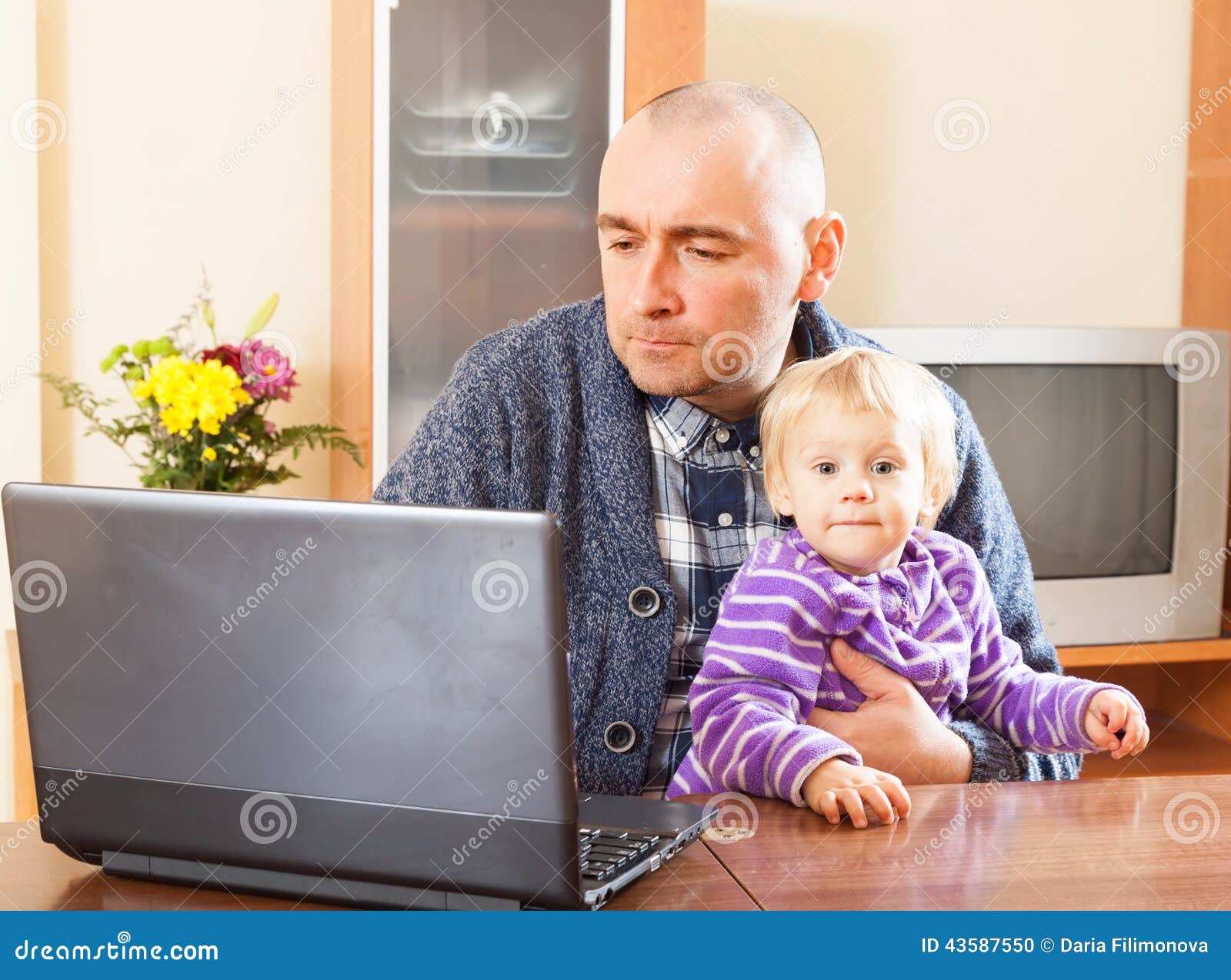El padre trabaja en casa foto de archivo. Imagen de horizontal - 43587550 El padre trabaja en casa foto de archivo. Imagen de horizontal - 43587550