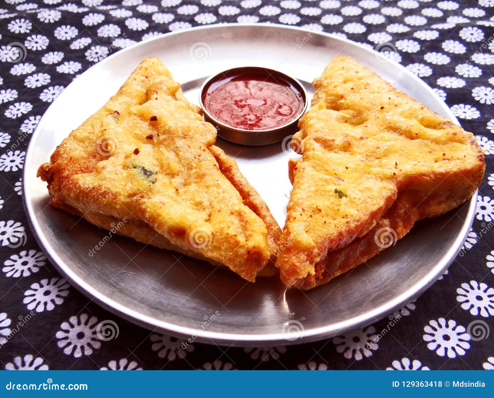 El Pakora Del Pan Fragmenta Con La Salsa Roja Foto de archivo - Imagen ...