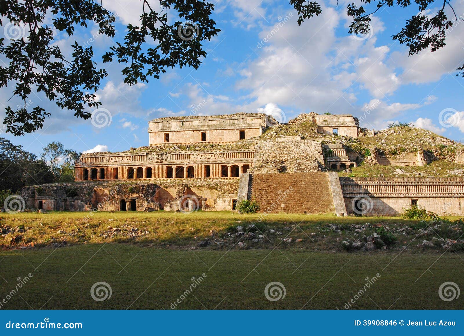 El palacio de Sayil foto de archivo. Imagen de ruinas - 39908846
