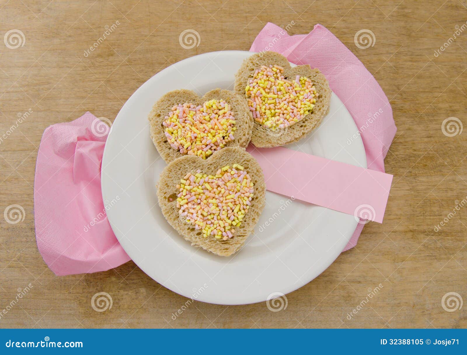 El Pan En Forma De Corazón Con Asperja Imagen de archivo - Imagen de ...