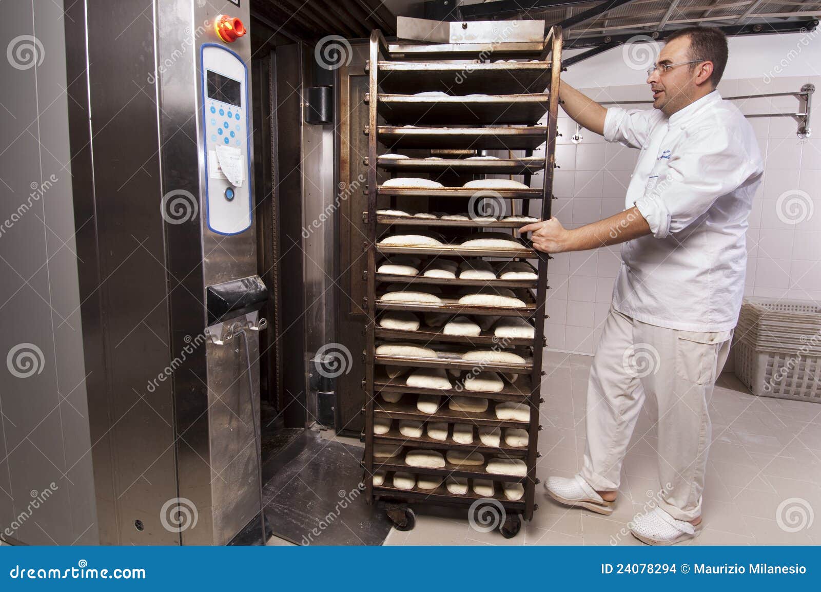 El Panadero Hace El Pan Imagen. Imagen: 24078294