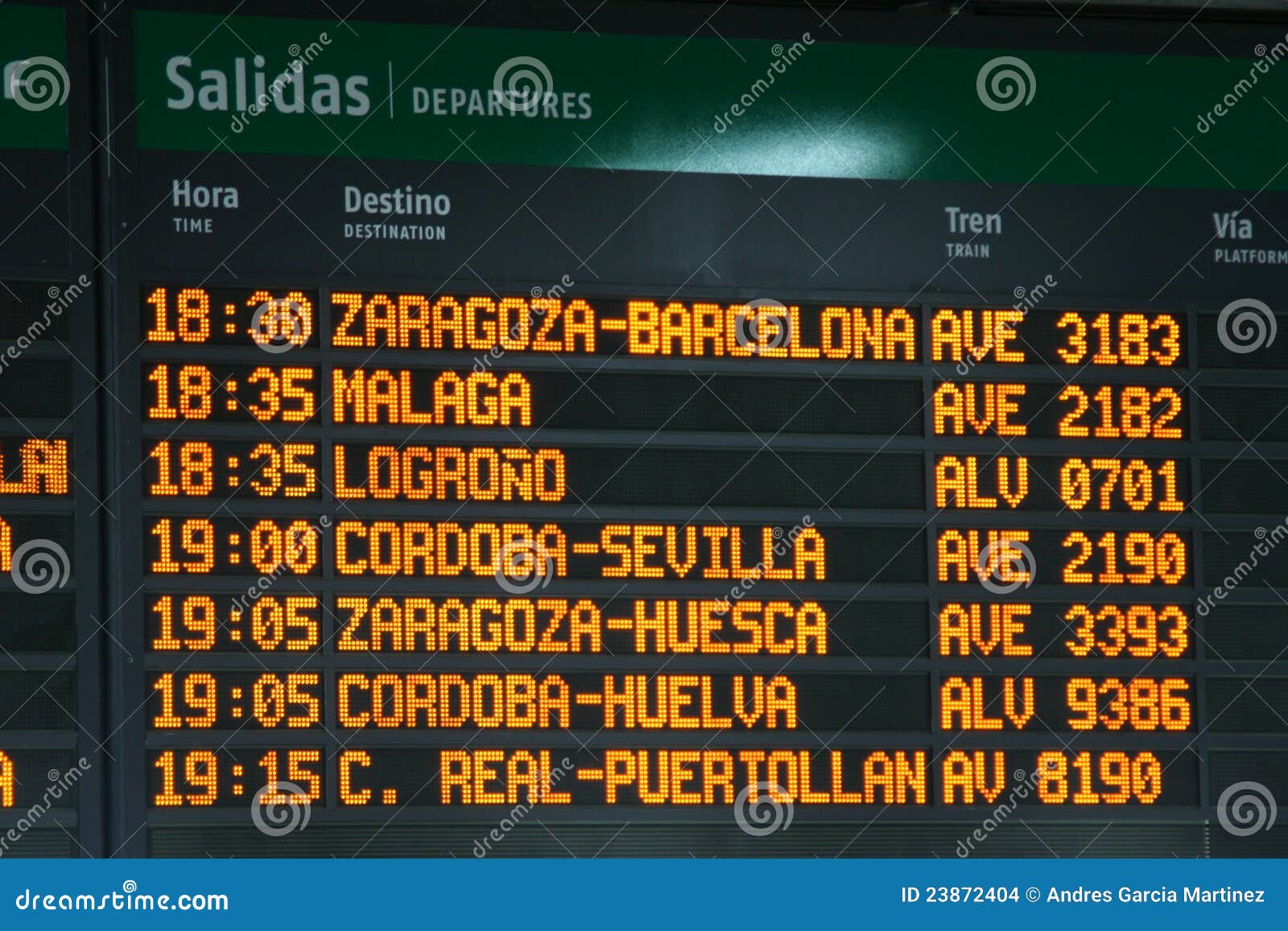 El Panel Con Horas De Salida De Trenes Foto de archivo - Imagen de ...