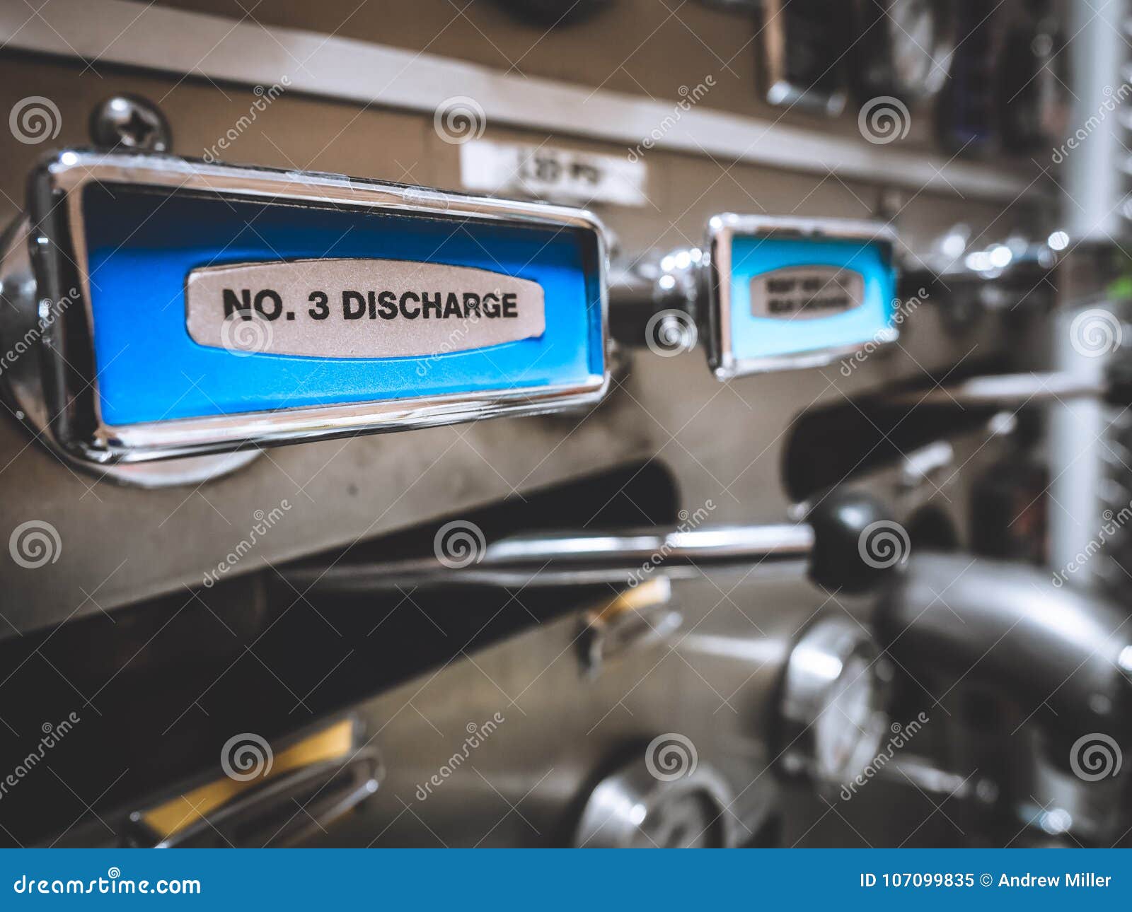 El Panel De La Bomba Del Coche De Bomberos Imagen de archivo - Imagen ...