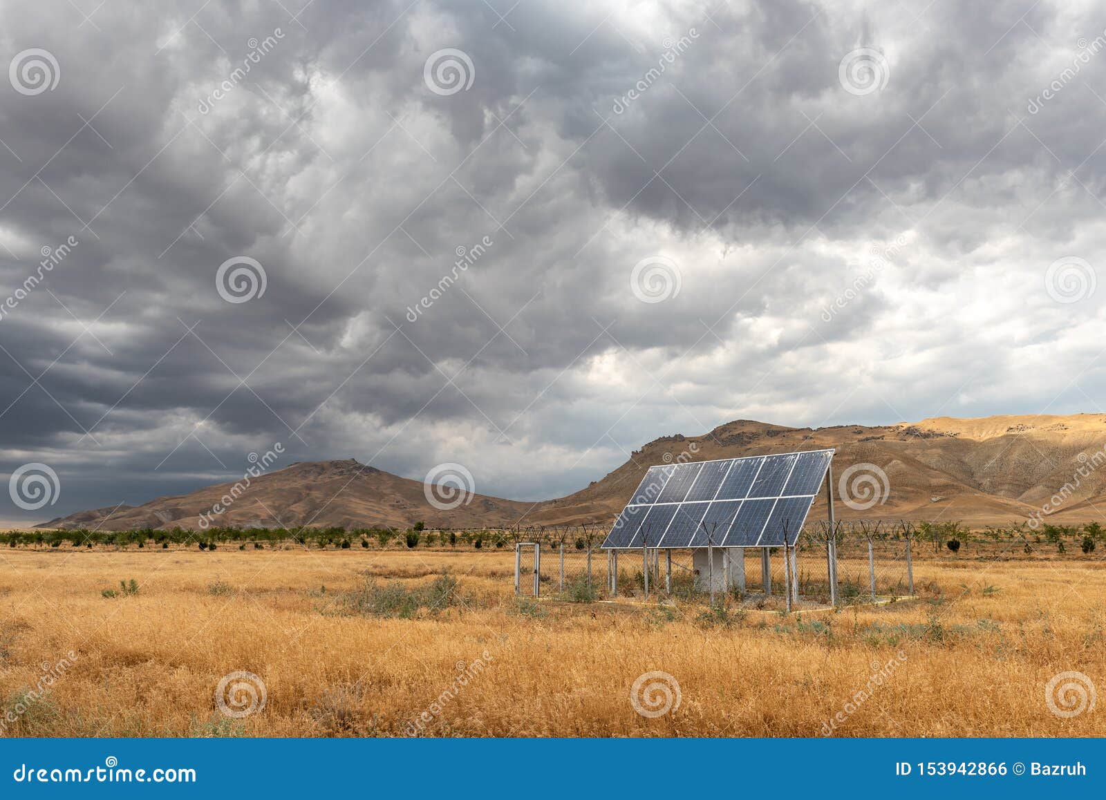 El Panel Solar Cercado En El Campo Foto de archivo - Imagen de grande ...