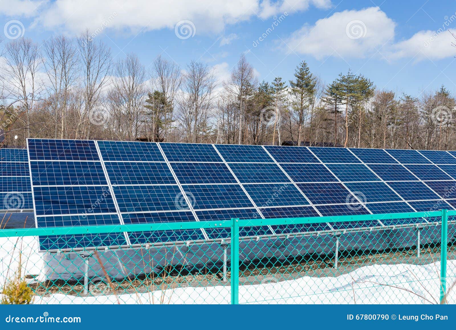 El panel solar en bosque foto de archivo. Imagen de potencia - 67800790