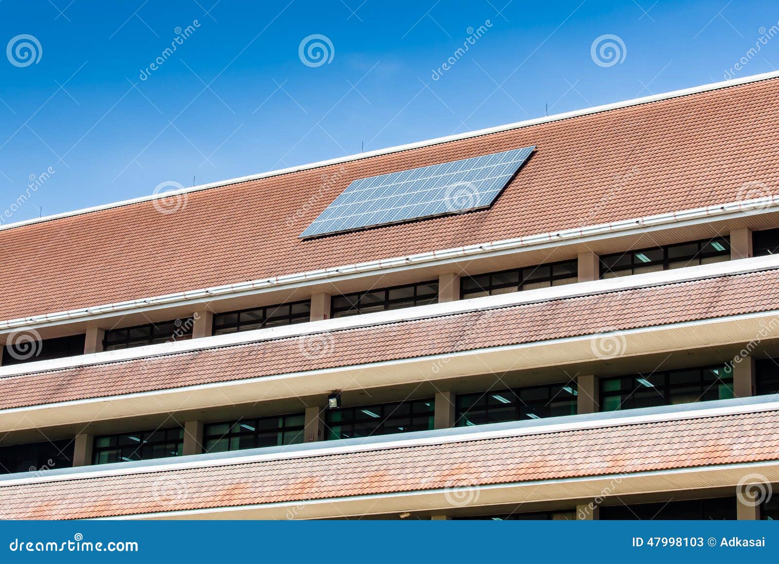 El Panel Solar En El Tejado Del Edificio De Oficinas Imagen de archivo ...