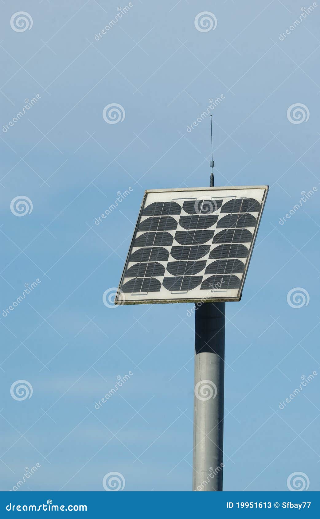 El Panel Solar En Poste - Aislado Imagen de archivo - Imagen de ...