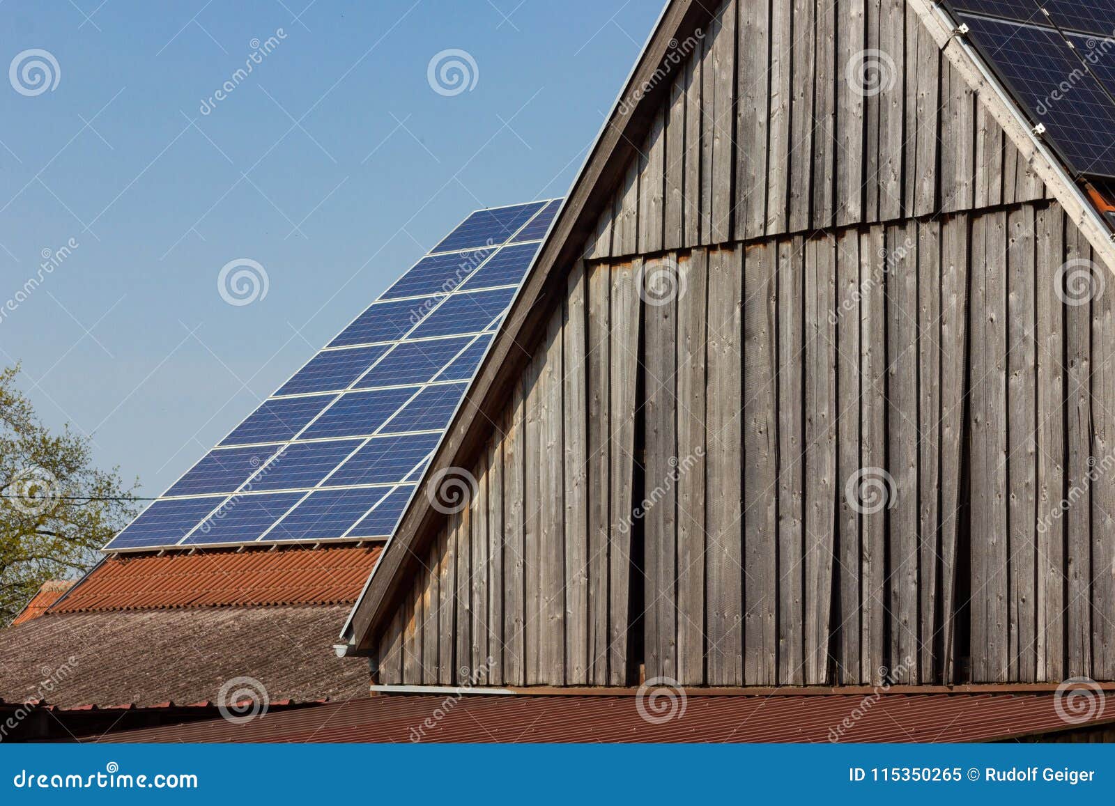 El Panel Solar En Tejado En Fachada De Madera Imagen de archivo ...