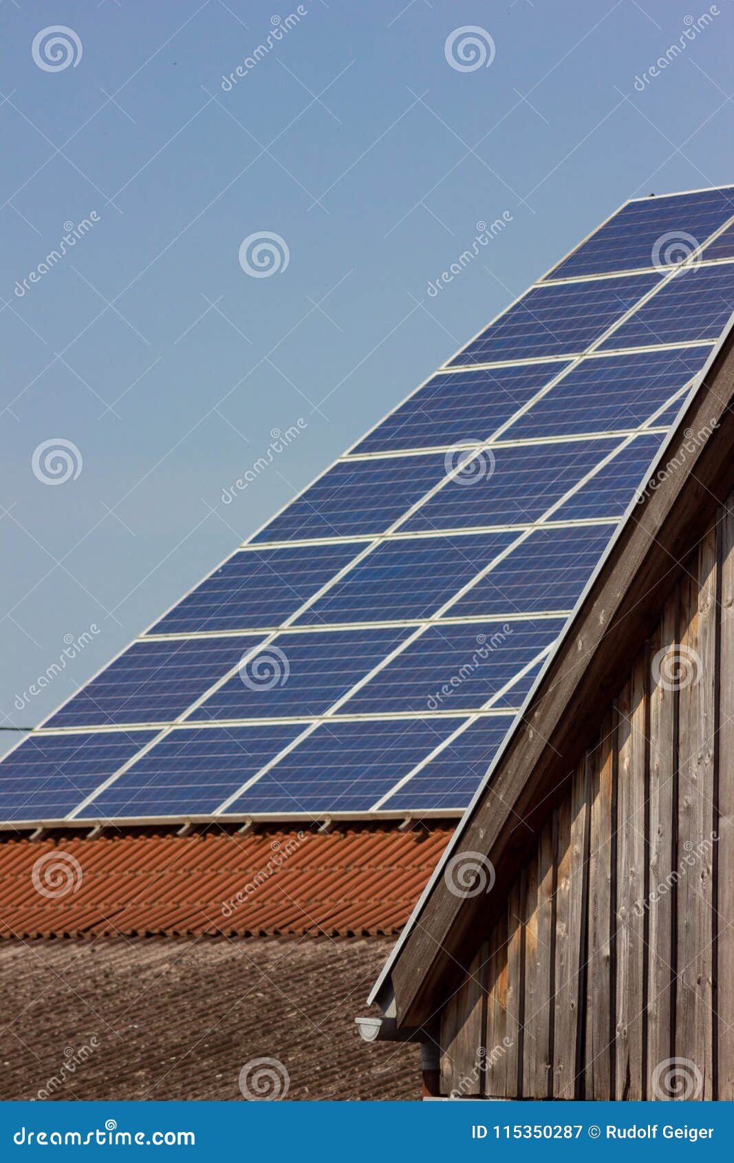 El Panel Solar En Tejado En Fachada De Madera Imagen de archivo ...