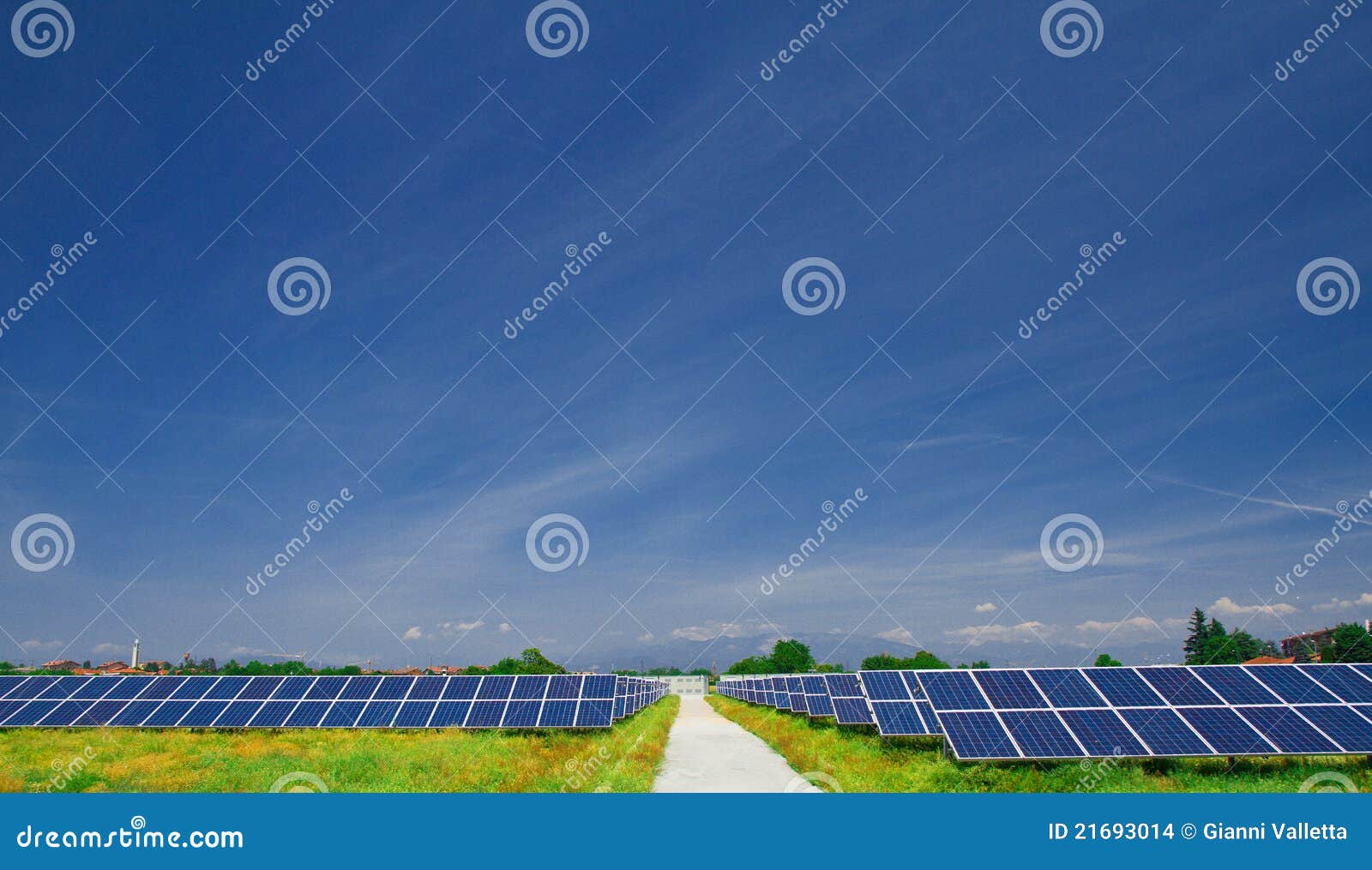 El panel solar en un campo foto de archivo. Imagen de cubo - 21693014