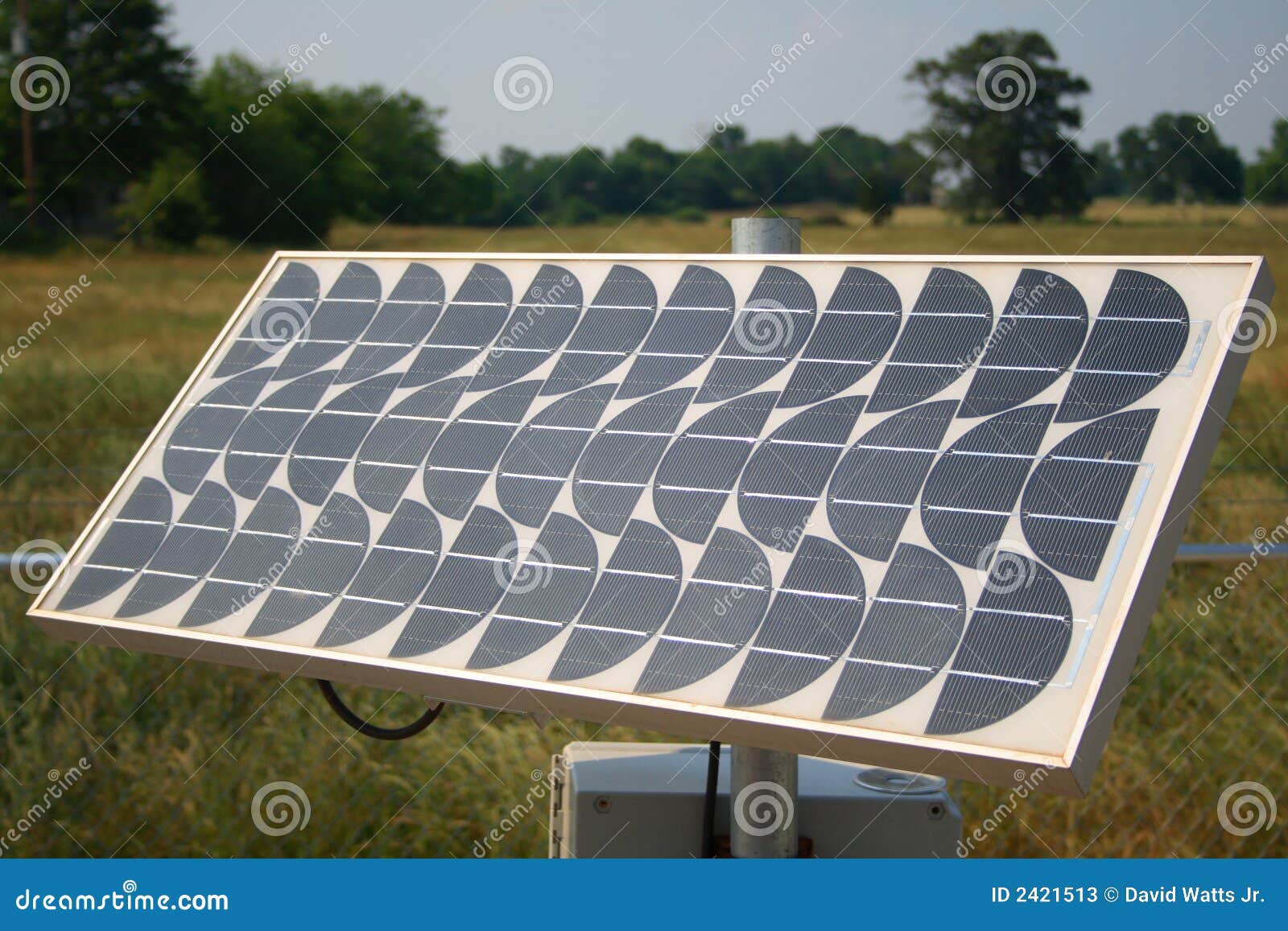 El panel solar en un campo imagen de archivo. Imagen de fotovoltaico ...