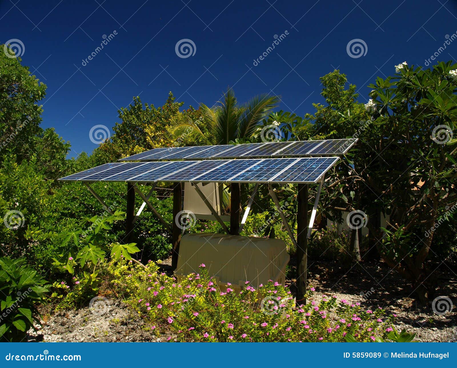 El Panel Solar En Una Isla Tropical Imagen. Imagen: 5859089