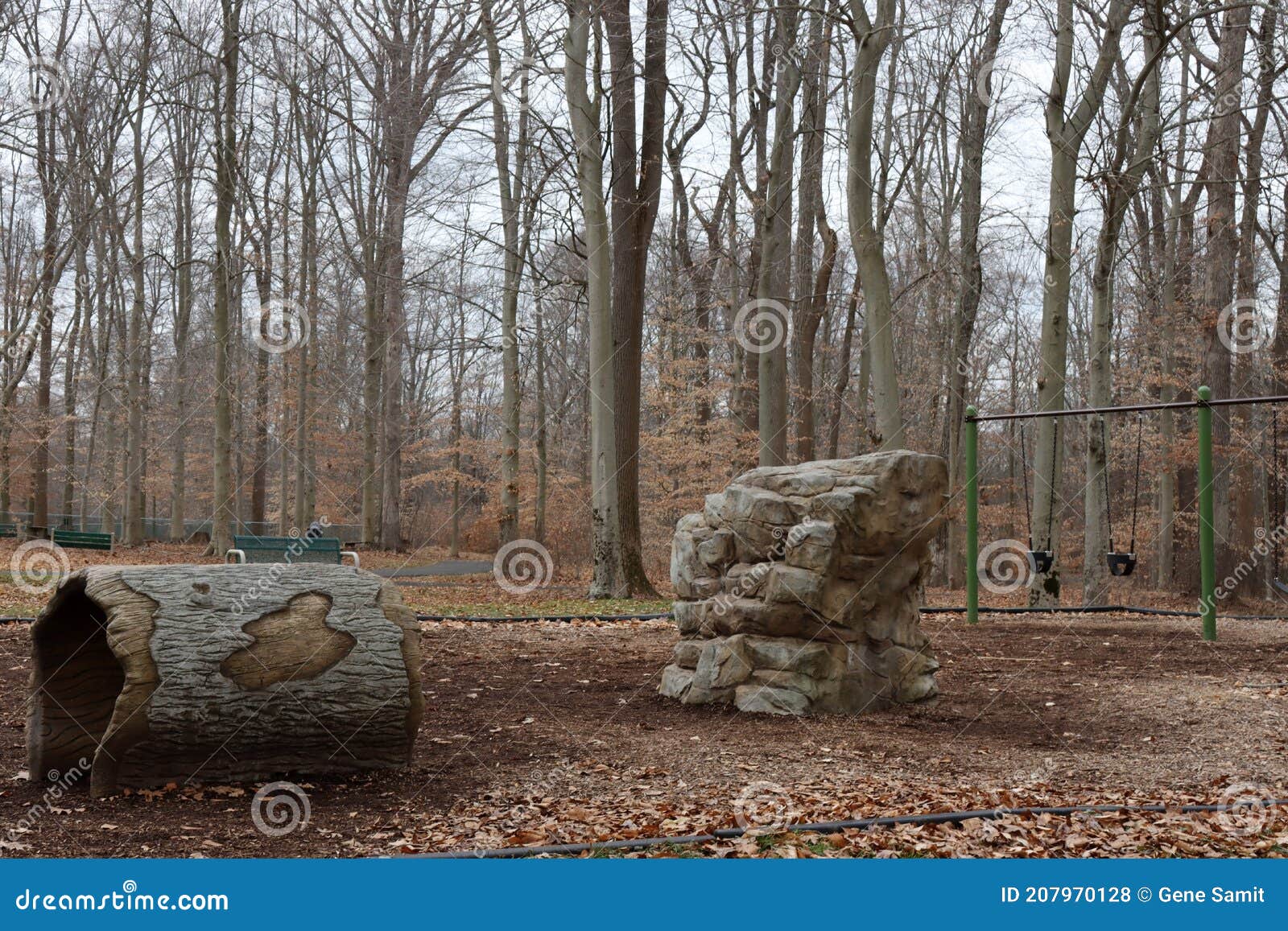 El Parque Infantil En El Bosque. Foto de archivo - Imagen de cabritos ...