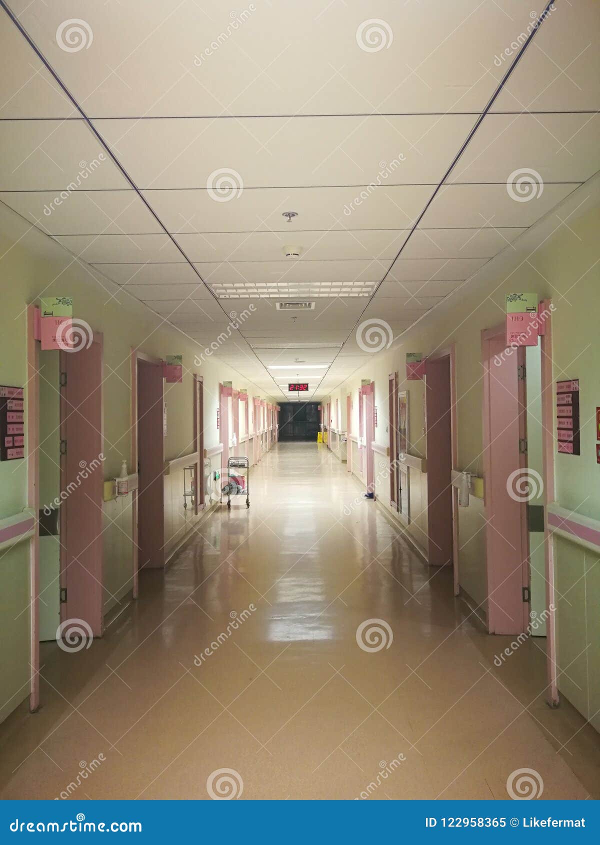 El pasillo del hospital imagen editorial. Imagen de mujeres - 122958365