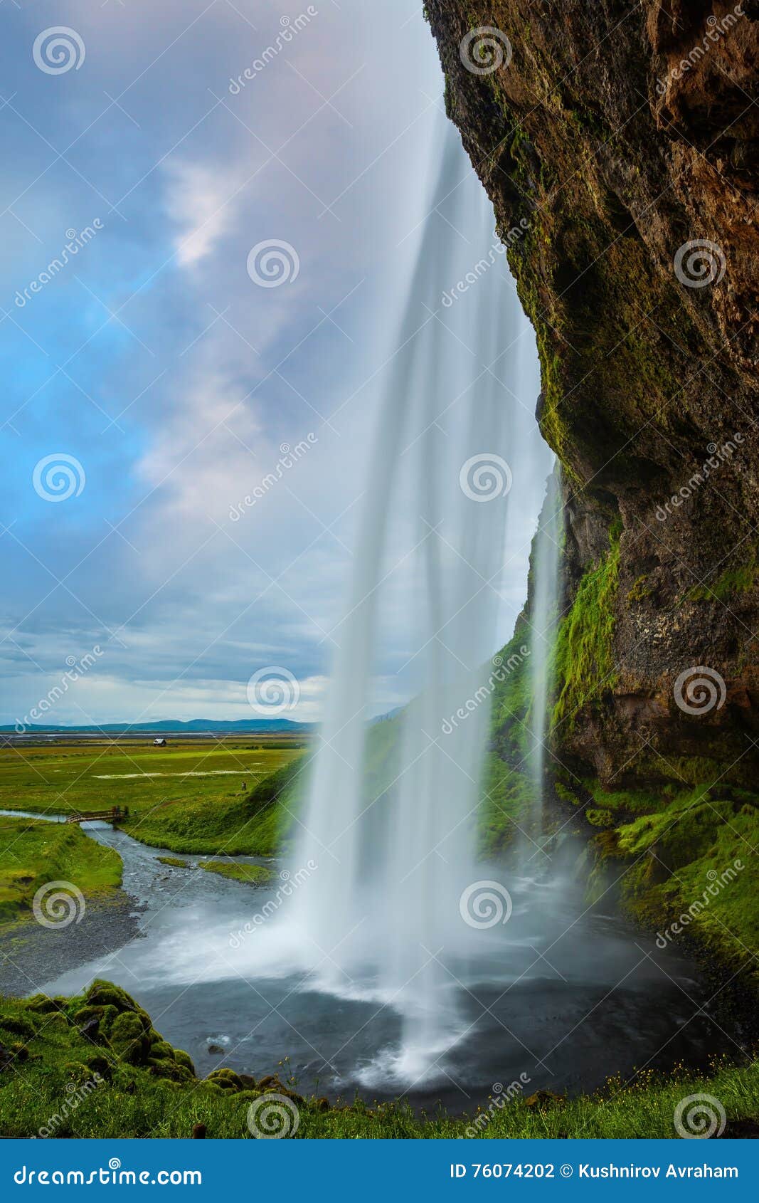 El Paso Entre La Cascada Y La Roca Foto de archivo - Imagen de roca ...