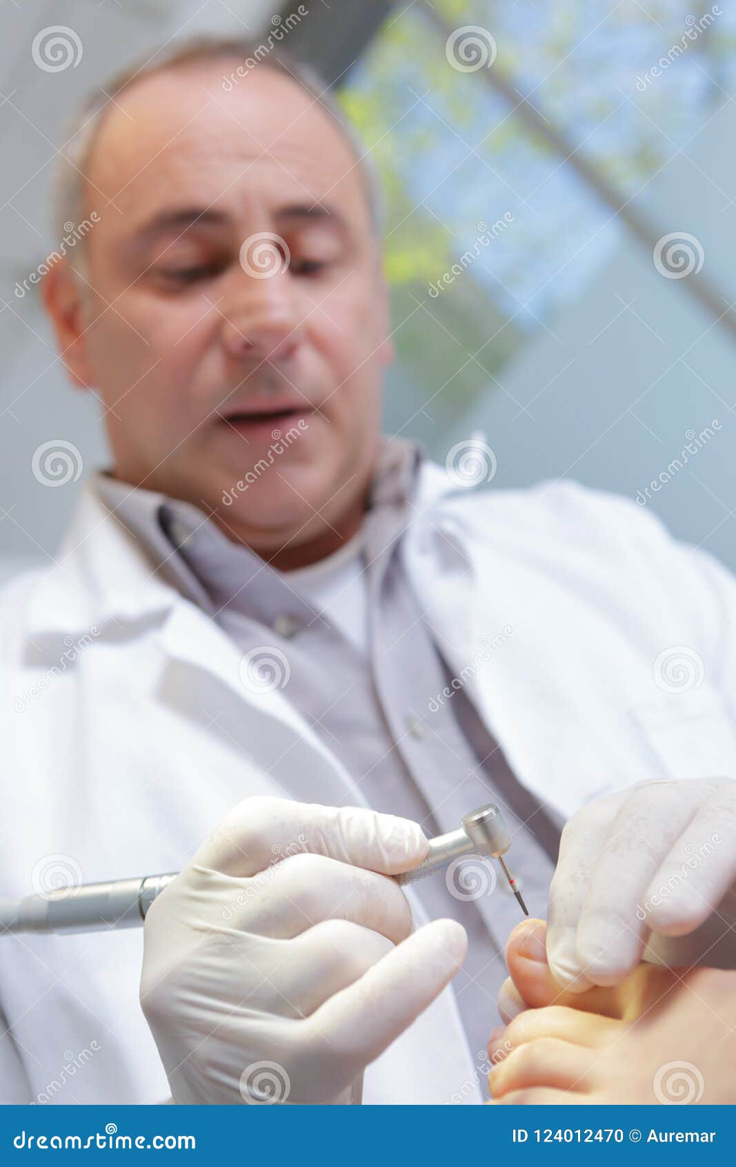 El Podiatra Ayuda Al Paciente Con Quiropodia Foto de archivo - Imagen ...