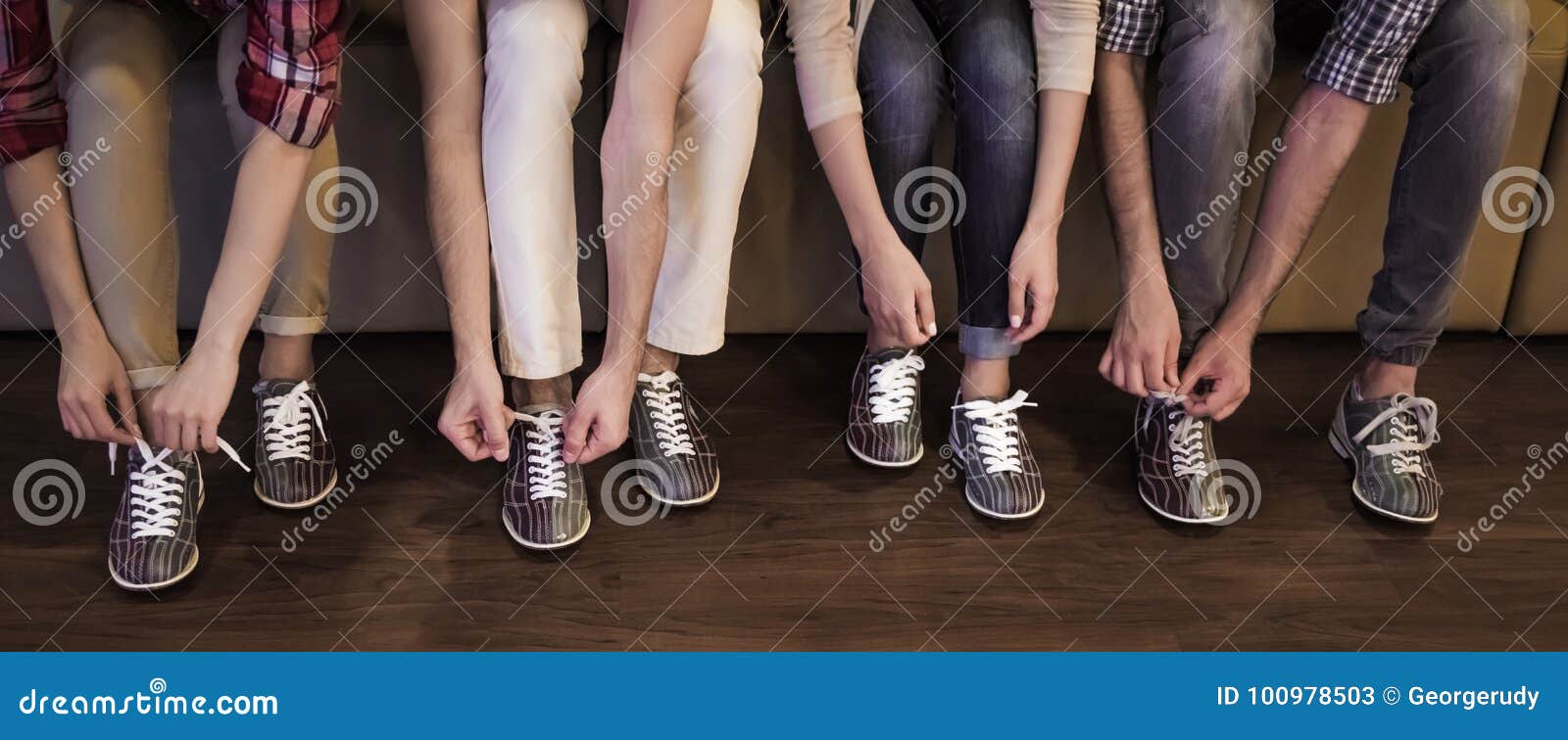 El Poner En Los Zapatos De Bolos Imagen de archivo - Imagen de equipo ... El Poner En Los Zapatos De Bolos Imagen de archivo - Imagen de equipo ...