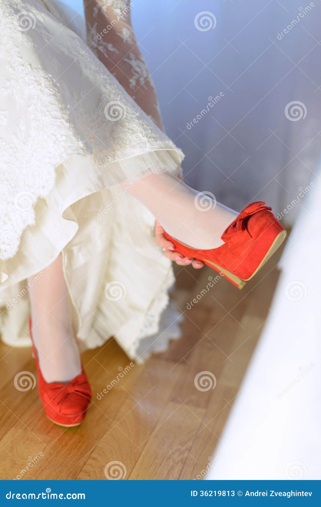 El Poner En Los Zapatos Rojos Imagen de archivo - Imagen de parte ... El Poner En Los Zapatos Rojos Imagen de archivo - Imagen de parte ...