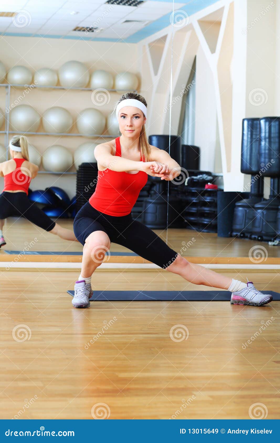 El ponerse en cuclillas imagen de archivo. Imagen de estructura - 13015649