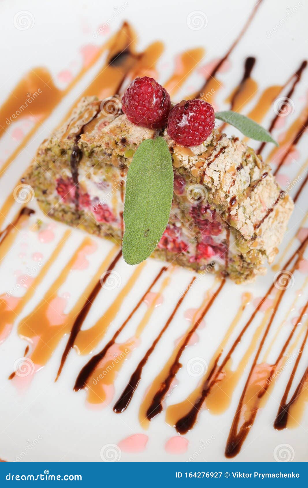 El Postre De Frambuesa En El Plato De Cierre Imagen de archivo - Imagen ...