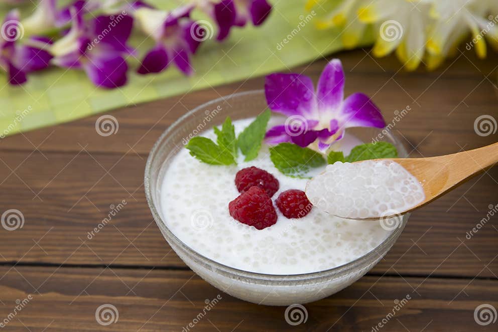 El Postre Que Puso La Tapioca En Leche De Coco Foto de archivo - Imagen ...