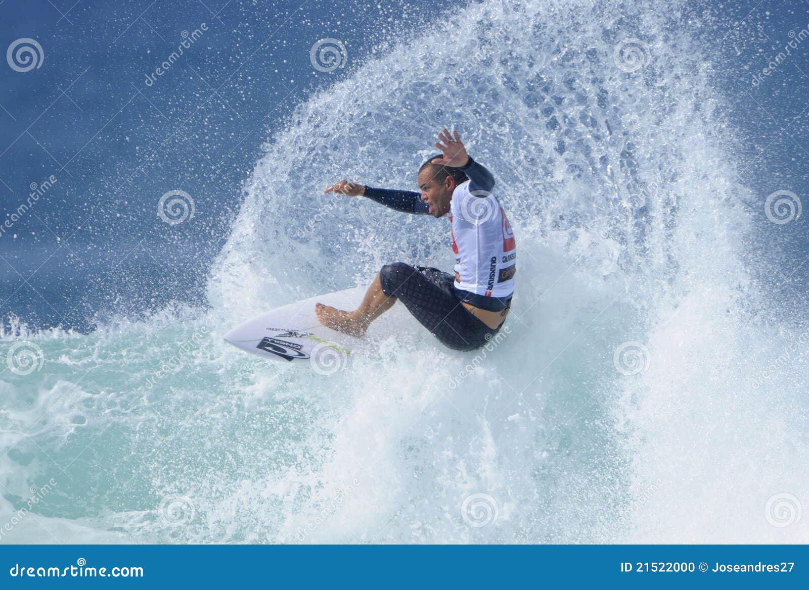 El Practicar Surf De Raoni Monteiro Imagen editorial - Imagen de playa ...