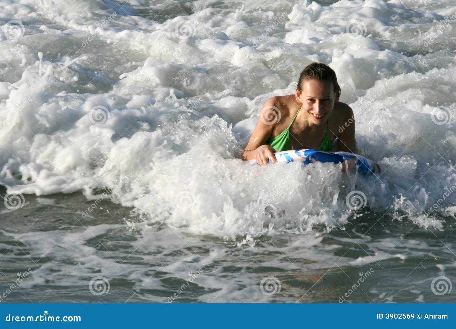 El Practicar Surf En El Sol Imagen de archivo - Imagen de hilo ...