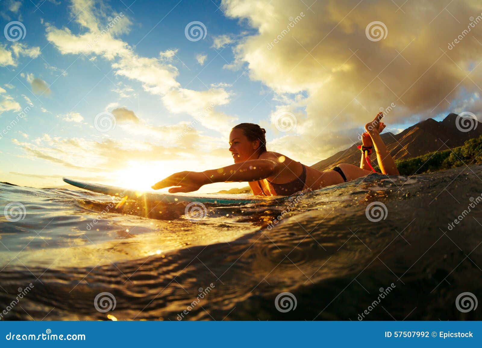 El Practicar Surf En La Puesta Del Sol Foto de archivo - Imagen de ...