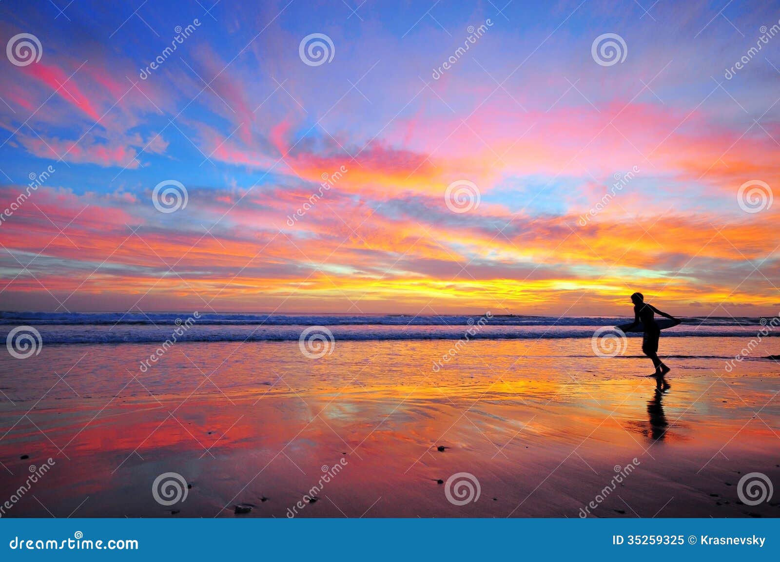El Practicar Surf En Puesta Del Sol Imagen de archivo - Imagen de cubo ...
