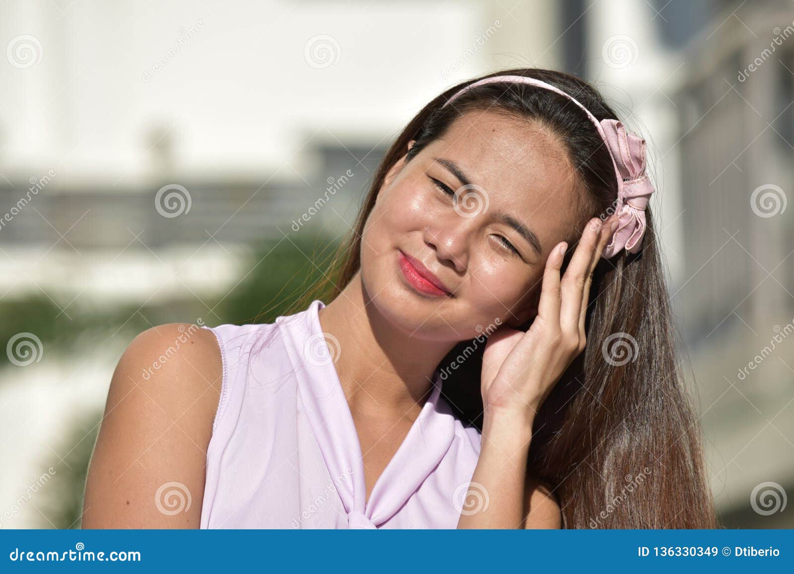 El Preguntarse Diverso Hermoso De La Mujer Imagen de archivo - Imagen ...