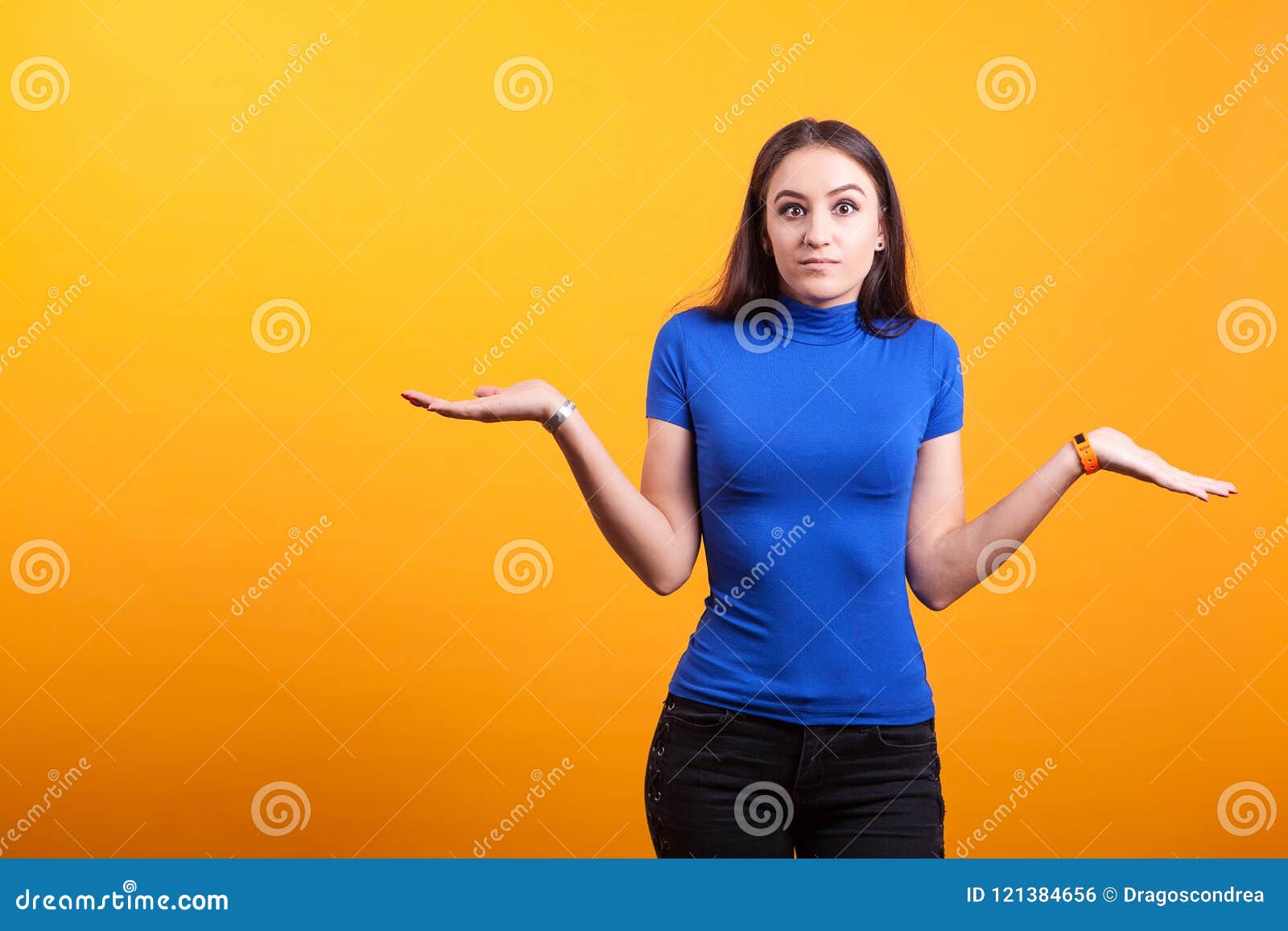 El Preguntarse Hermoso De La Mujer Joven Foto de archivo - Imagen de ...