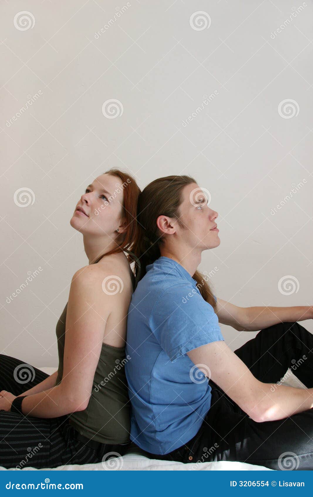 El Preguntarse Joven De Los Pares Foto de archivo - Imagen de cierre ...