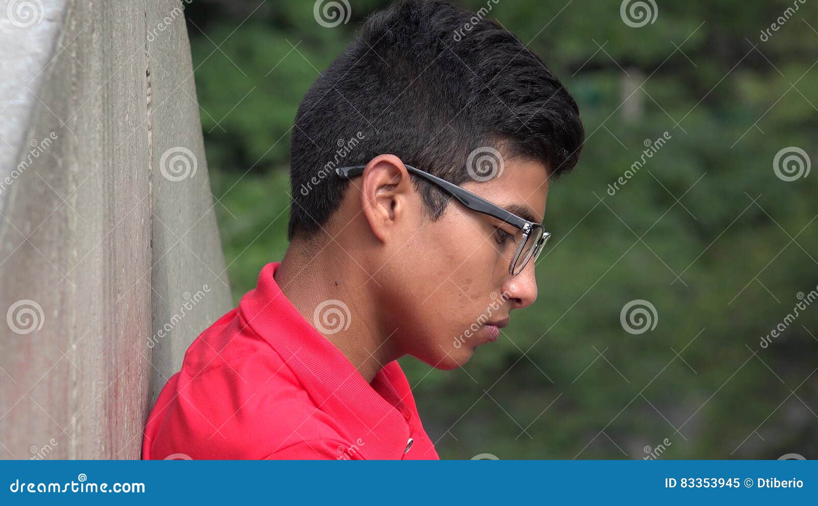 El Preguntarse Y Pensamiento Solos Adolescentes Imagen de archivo ...