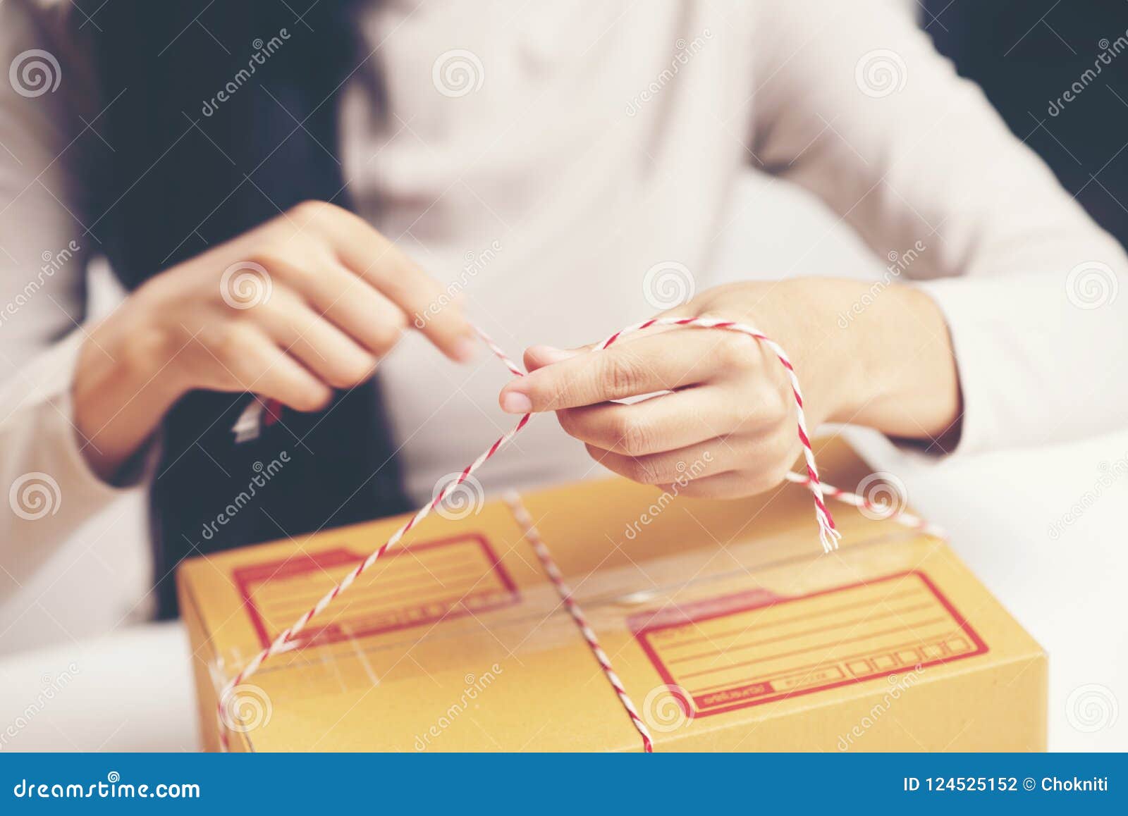 El Primer De Un Trabajador Da Embalar Una Caja Foto de archivo - Imagen ...