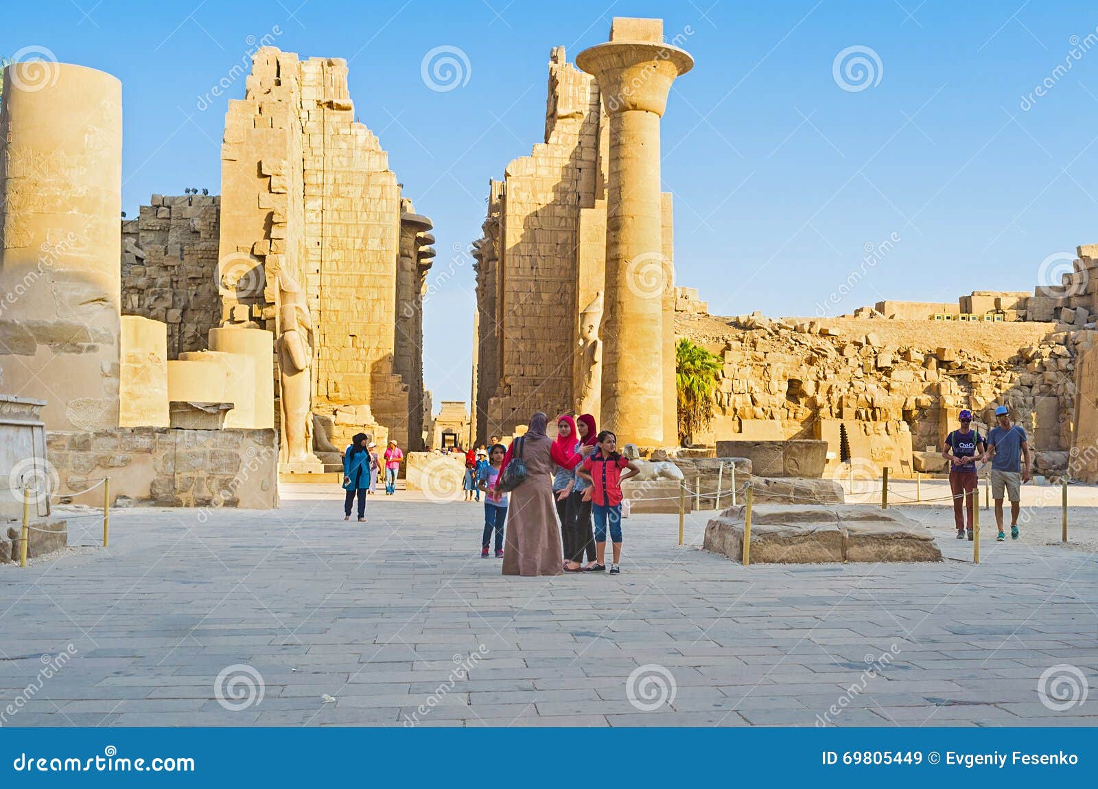 El Primer Patio Del Templo De Karnak Imagen de archivo editorial ...