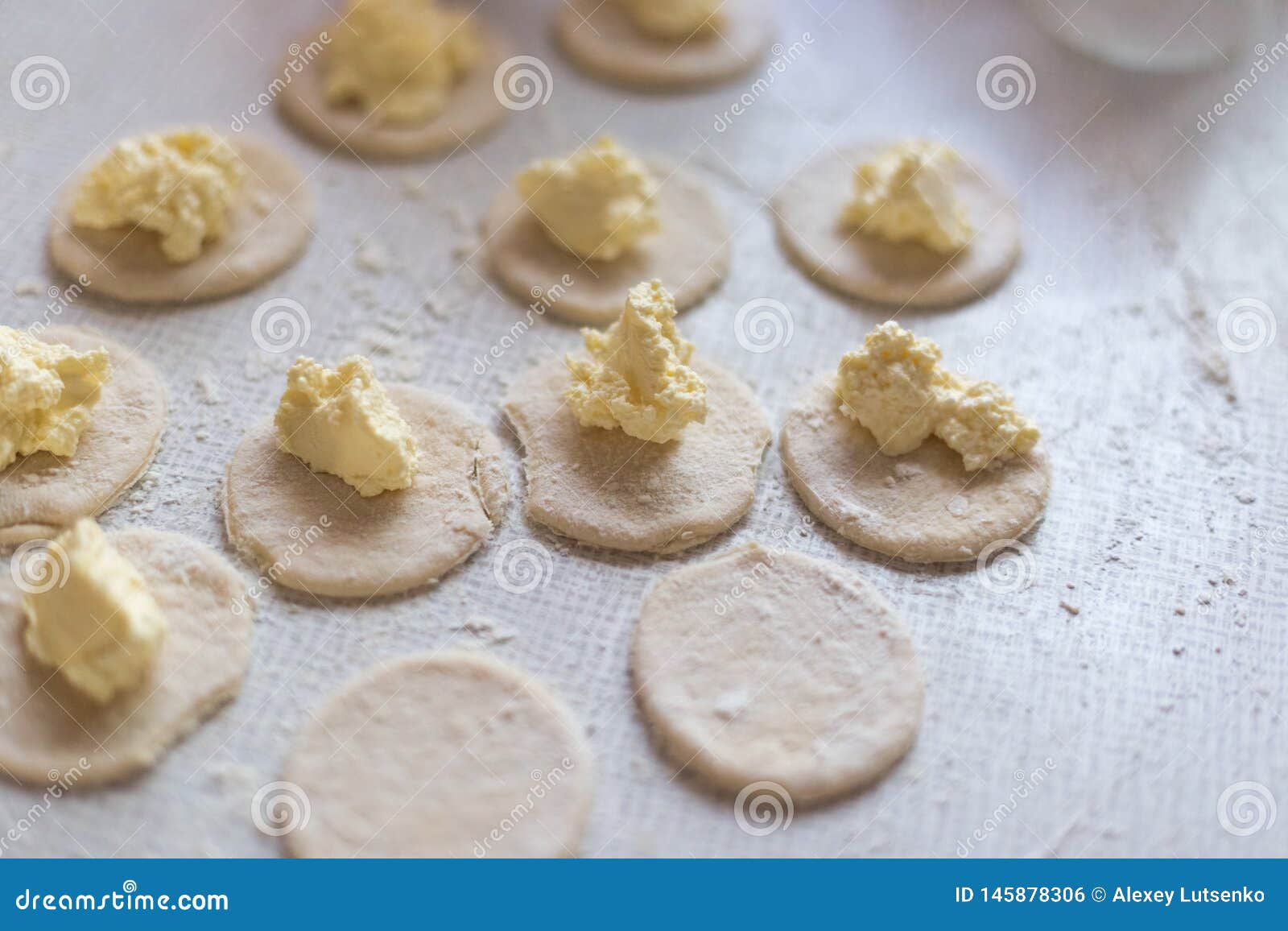 El Proceso De Cocinar Las Bolas De Masa Hervida Con Requesn Foto De
