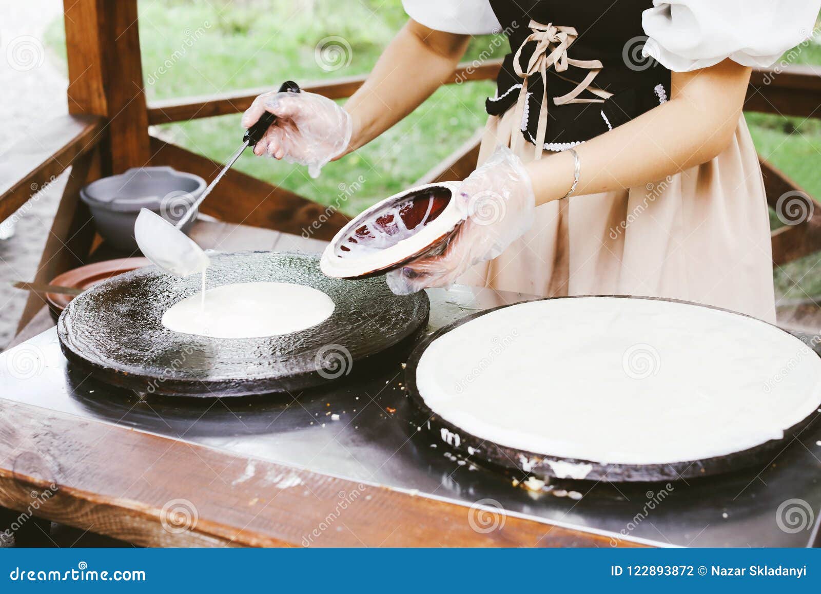 El Proceso De Cocinar Las Crepes Foto de archivo - Imagen de torcer ...