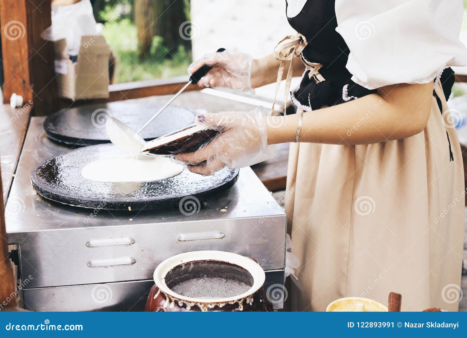 El Proceso De Cocinar Las Crepes Imagen de archivo - Imagen de apetito ...