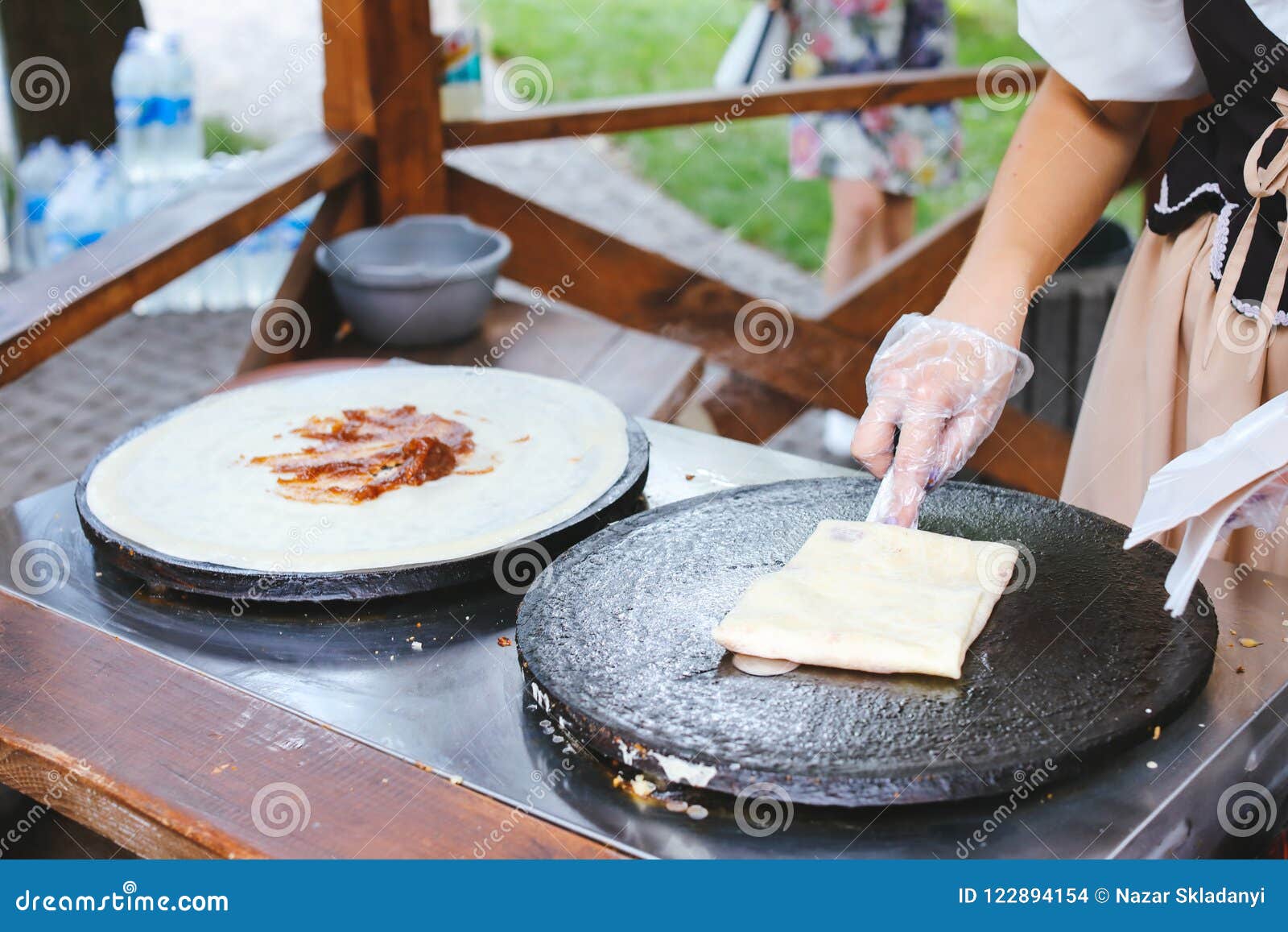 El Proceso De Cocinar Las Crepes Foto de archivo - Imagen de harina ...