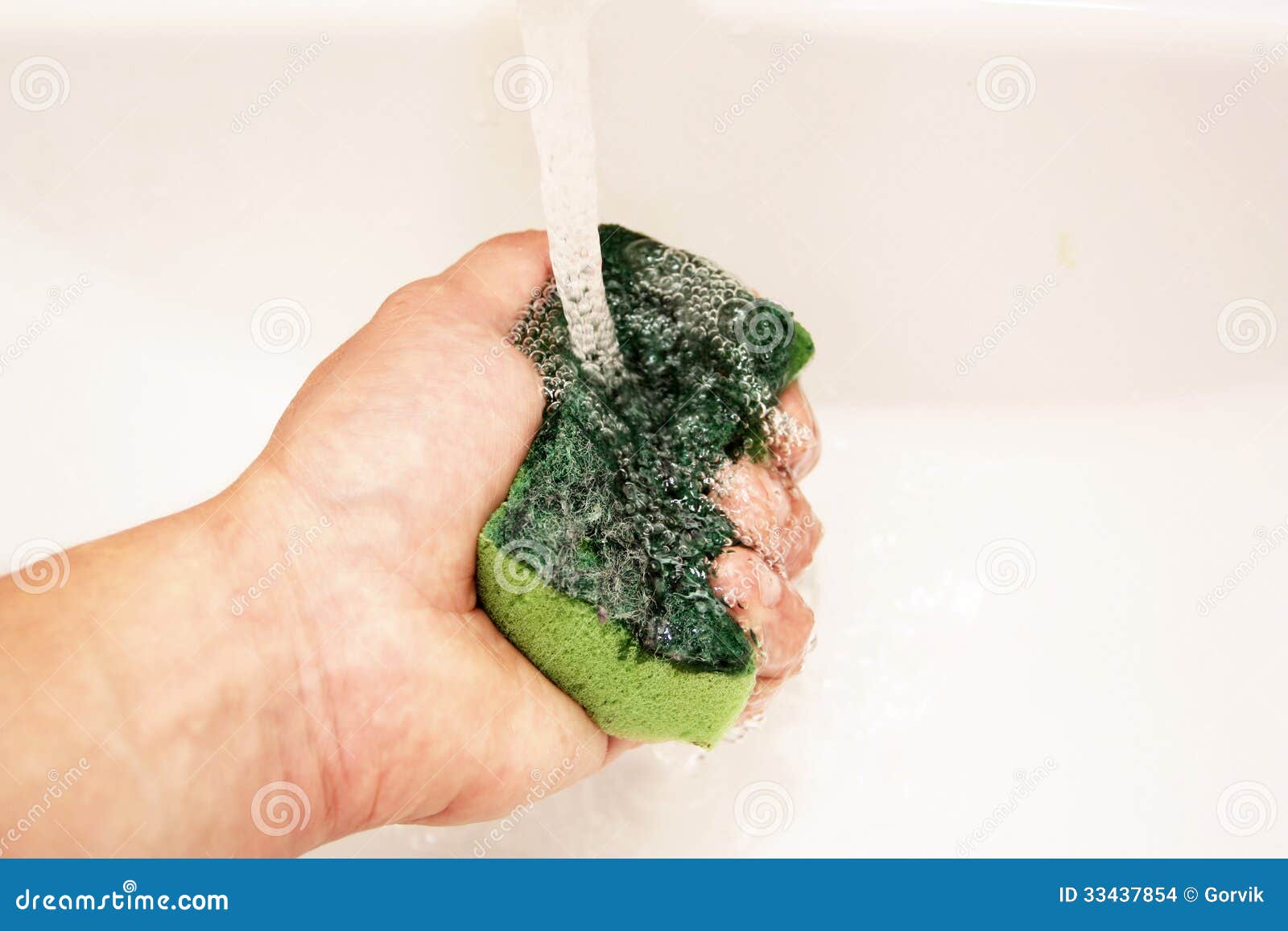 El Proceso De Empapar La Esponja Foto de archivo - Imagen de fregadero ...