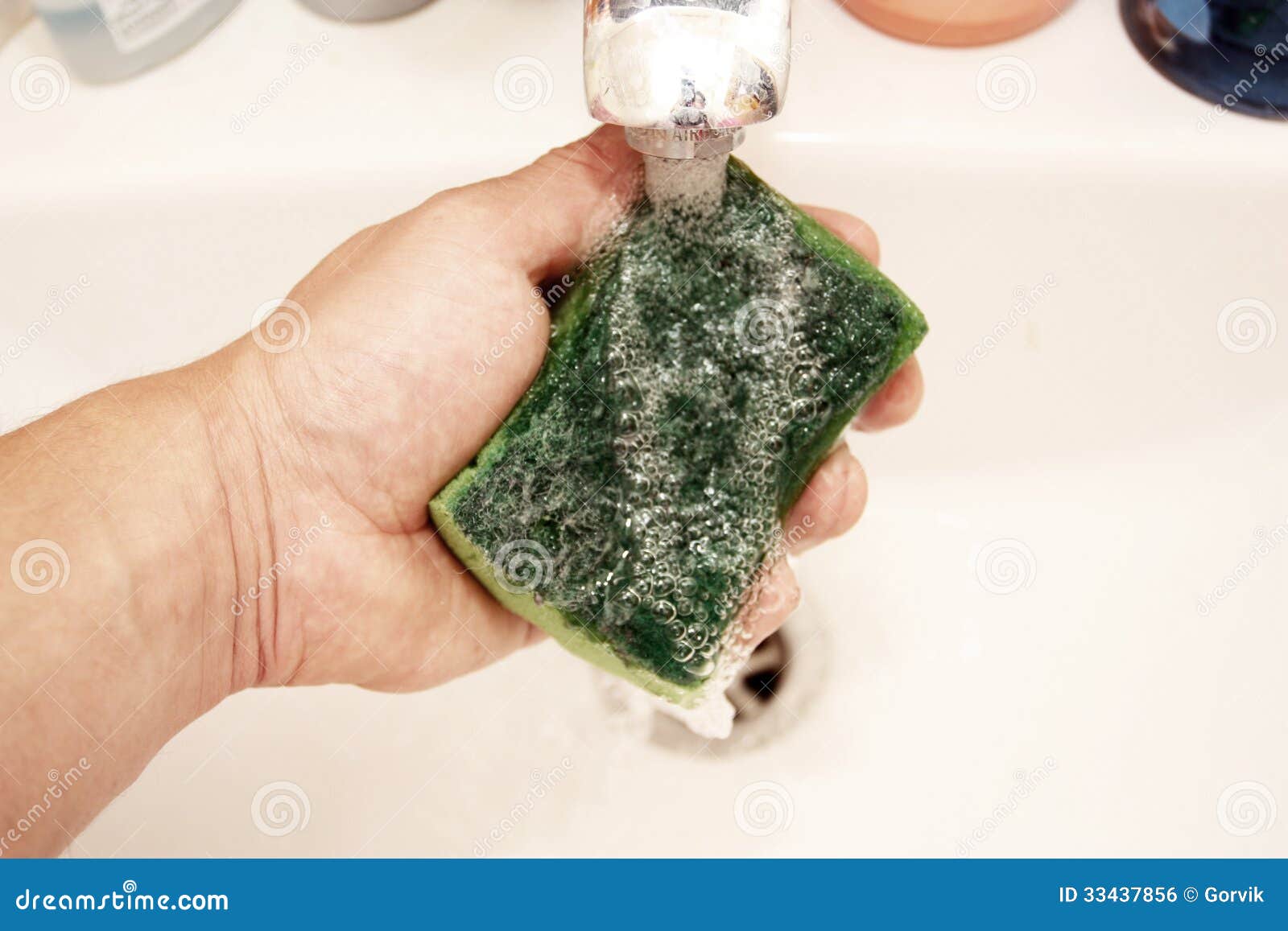 El Proceso De Empapar La Esponja Foto de archivo - Imagen de agua ...