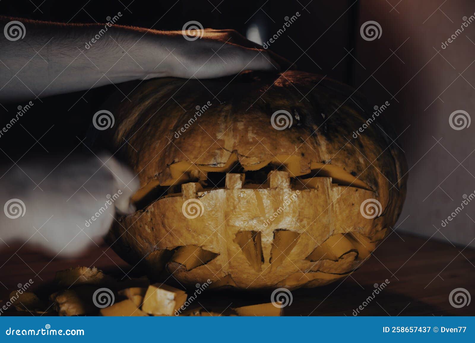 El Proceso De Tallar Una Calabaza De Halloween Imagen de archivo ...