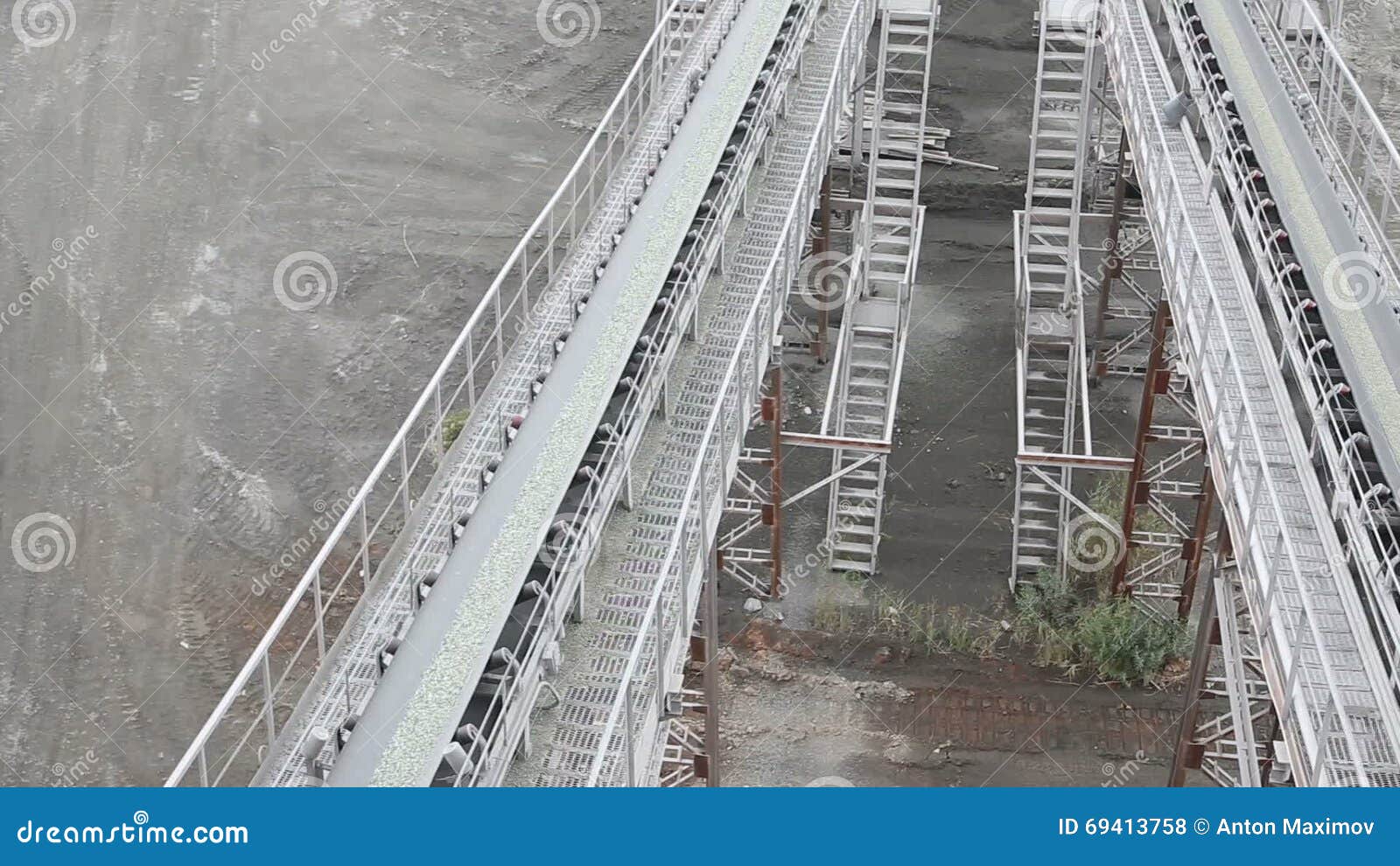 El proceso de tizones metrajes. Vídeo de sucio, cargamento - 69413758