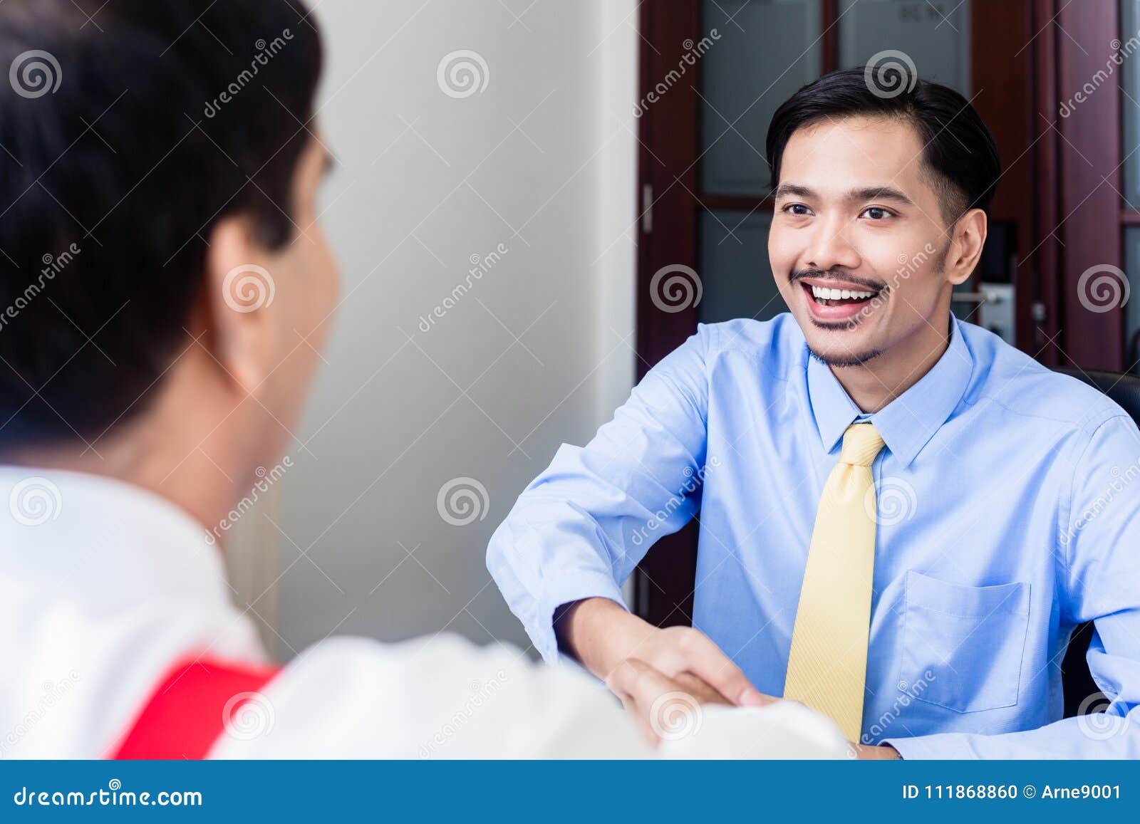El Profesional Subordinado Habla Con El Supervisor En El Edificio De ...