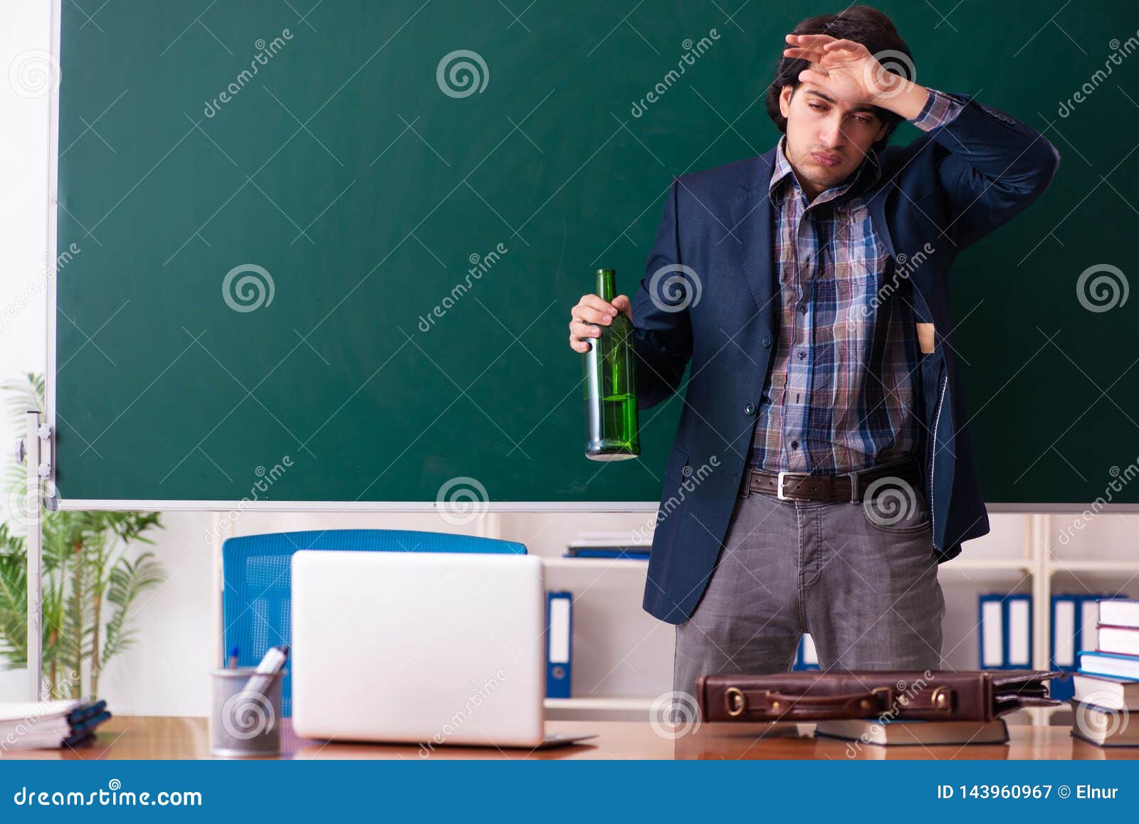 El Profesor De Sexo Masculino Que Bebe En La Sala De Clase Imagen De Archivo Imagen De Hombre