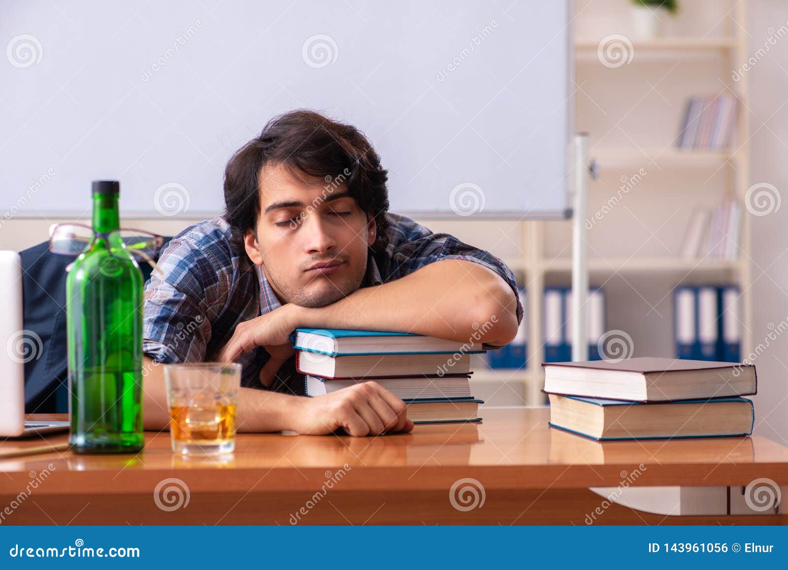 El Profesor De Sexo Masculino Que Bebe En La Sala De Clase Foto De Archivo Imagen De Resaca