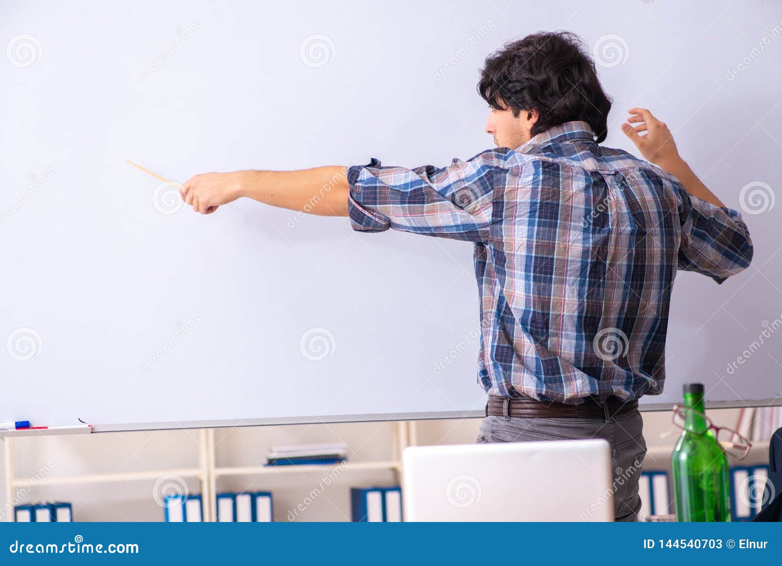 El Profesor De Sexo Masculino Que Bebe En La Sala De Clase Imagen De Archivo Imagen De Hombre