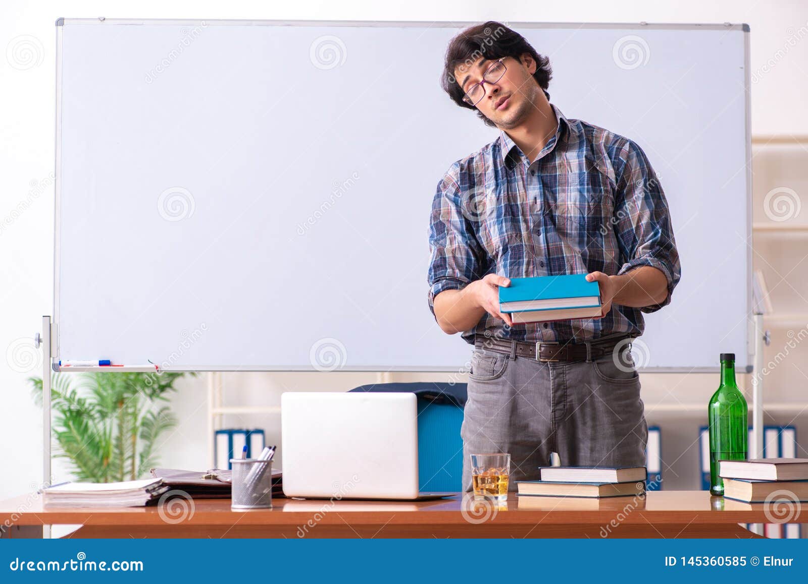 El Profesor De Sexo Masculino Que Bebe En La Sala De Clase Imagen De Archivo Imagen De