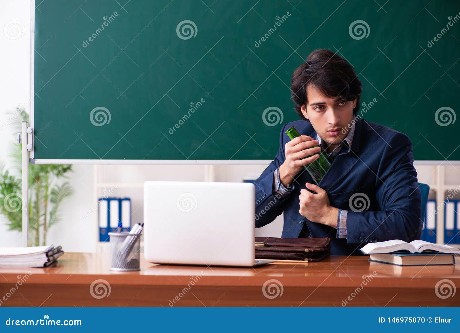 El Profesor De Sexo Masculino Que Bebe En La Sala De Clase Foto De Archivo Imagen De Libros