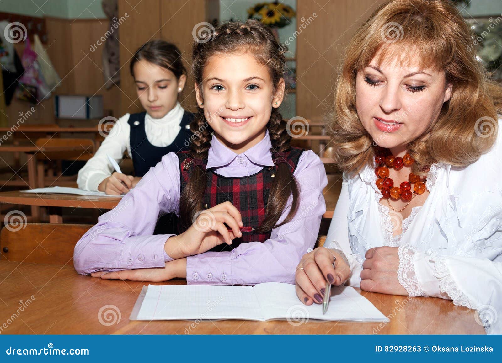El Profesor Explica a Discípulos Imagen de archivo - Imagen de ...